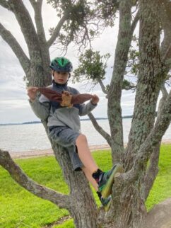 Polly Pekapeka visits Theo – Kiwi Conservation Club