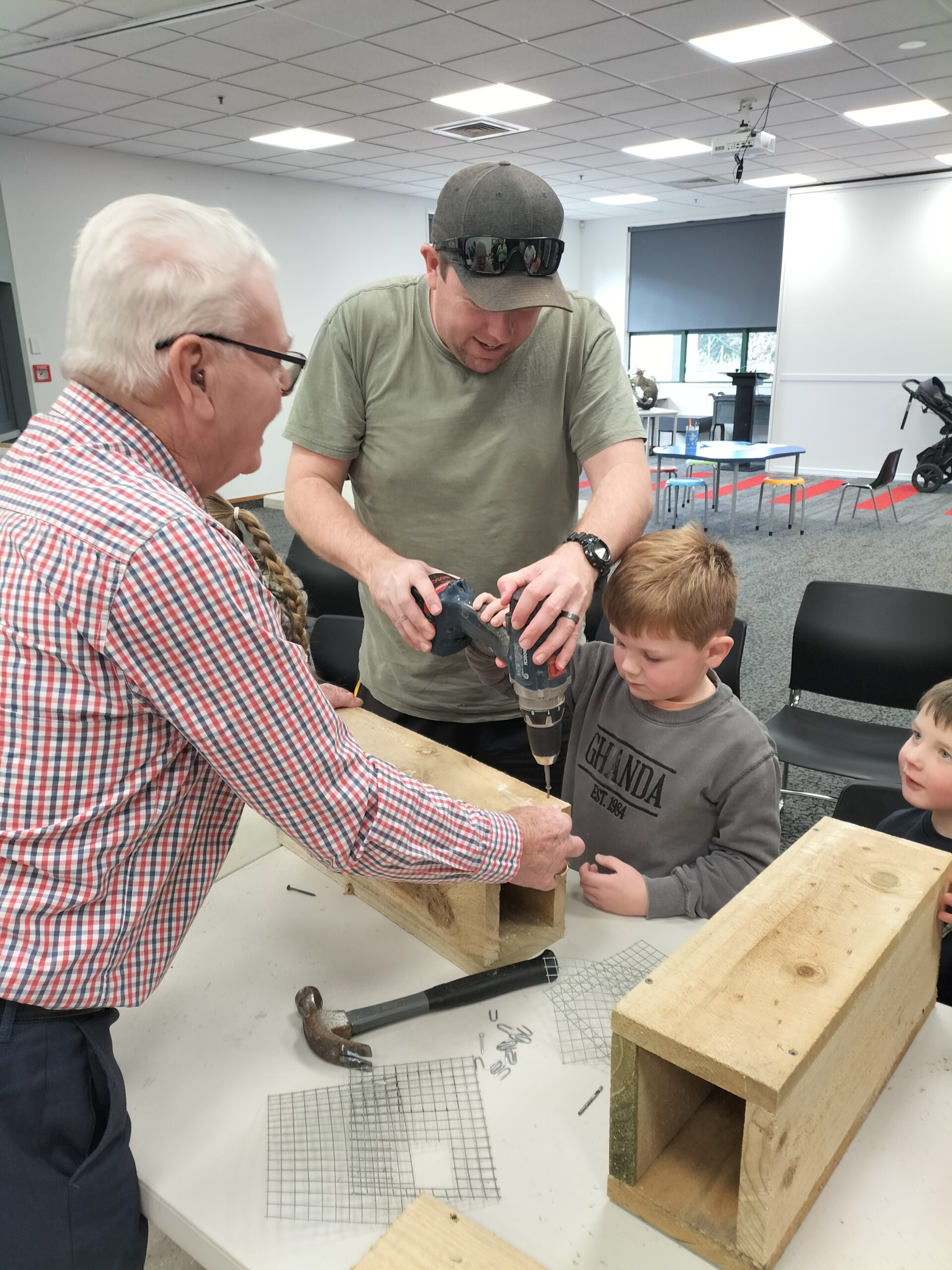 Building rat trap boxes – Kiwi Conservation Club