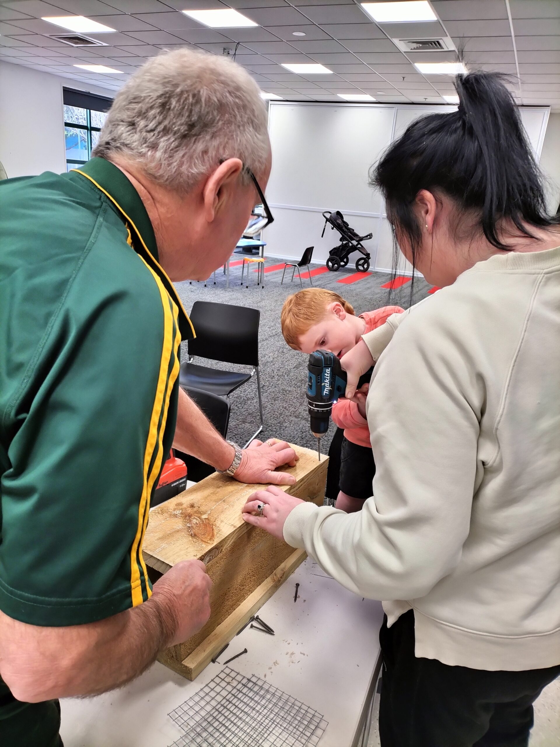 Building rat trap boxes – Kiwi Conservation Club