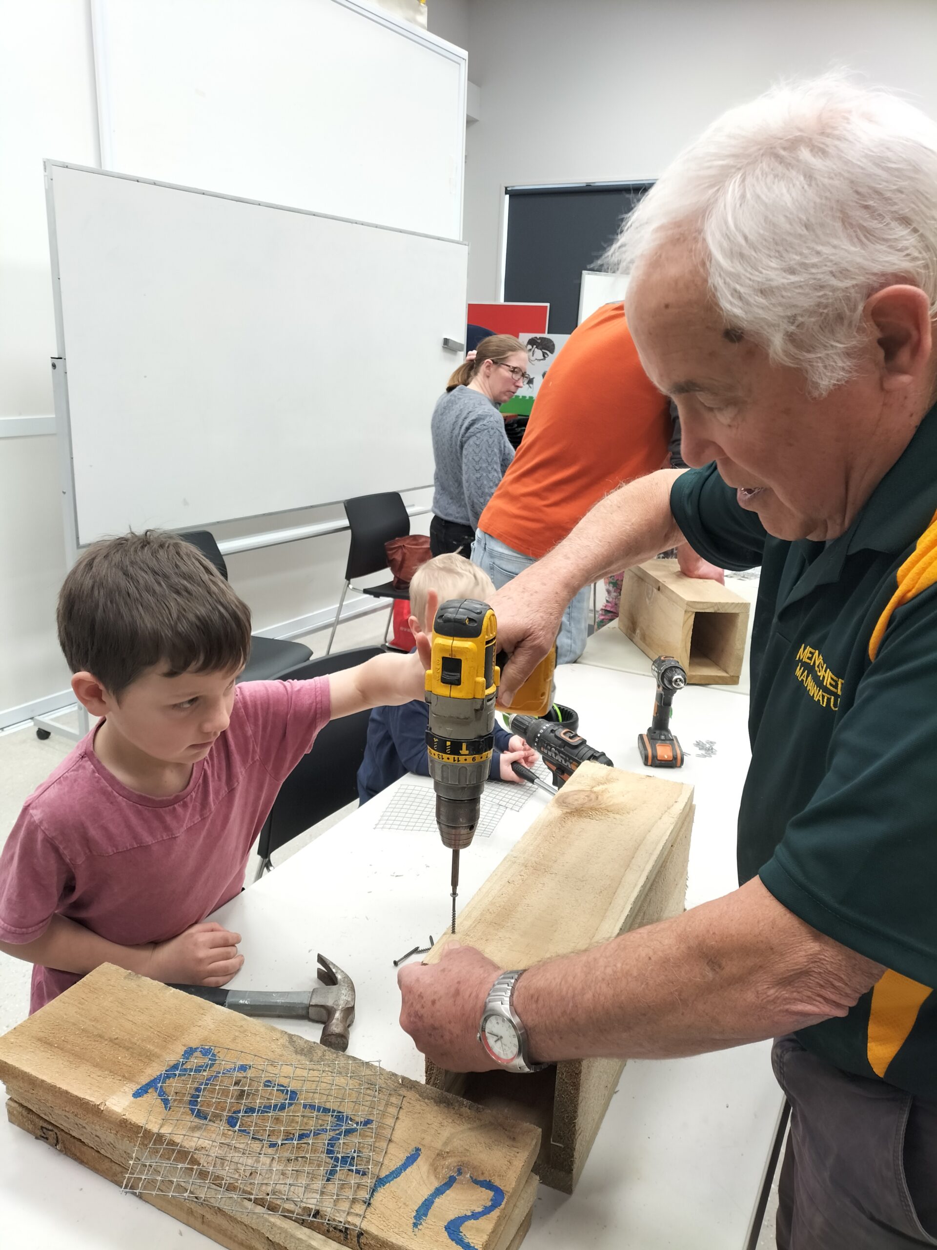 Building rat trap boxes – Kiwi Conservation Club